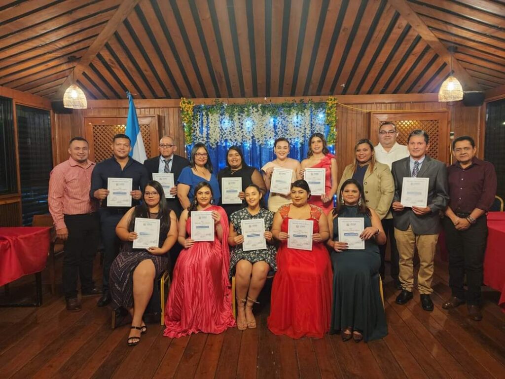 Universidad Cristiana UCRISH celebra la graduación de 12 nuevos ...