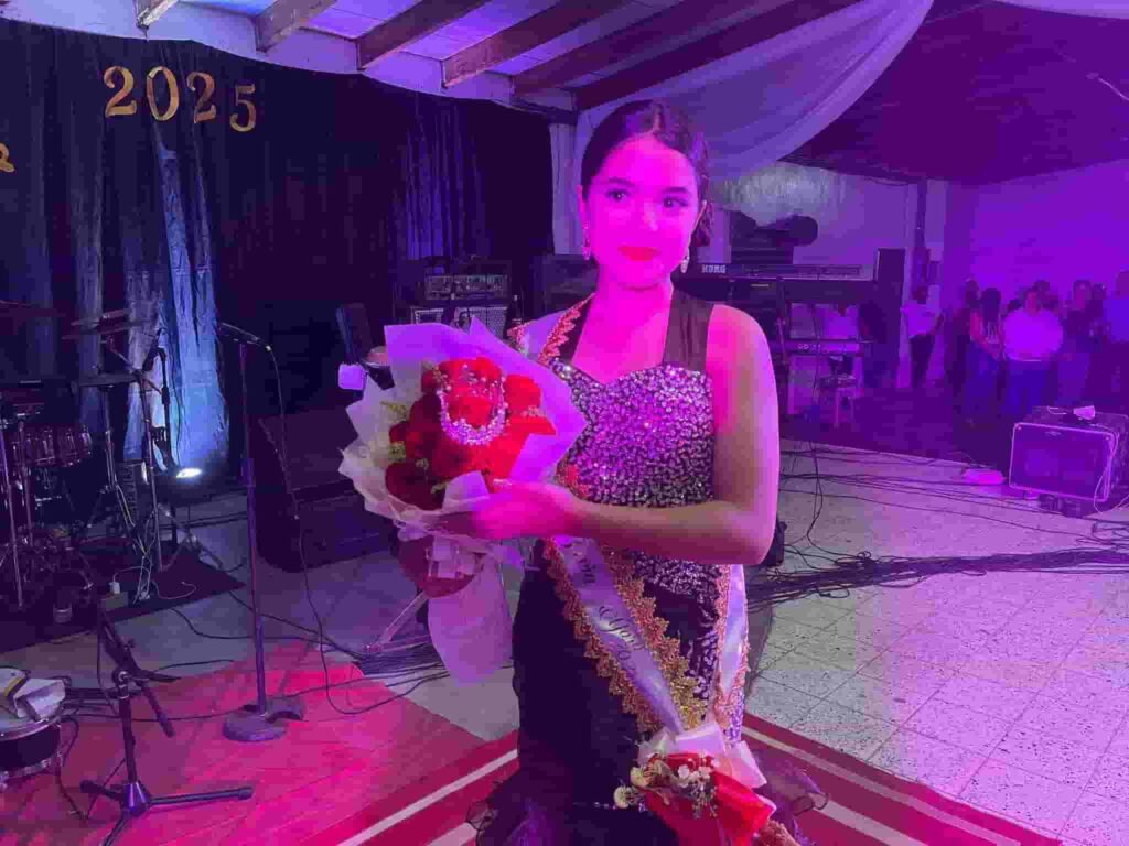 Lili Arita es coronada como Reina de la Feria Yoro 2025 - ELCOMEJAMO.COM